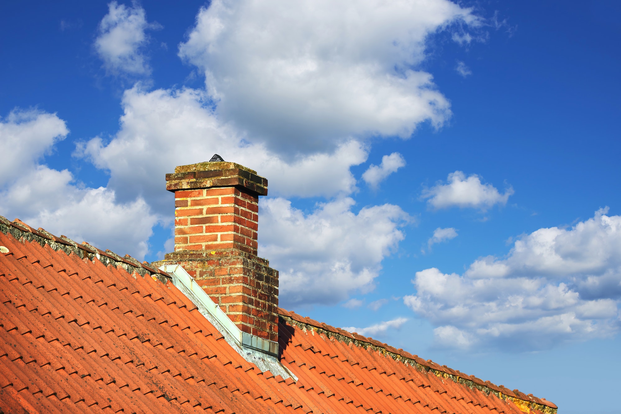 Tuckpointing vs. Chimney Rebuild: 5 Factors to Decide What Your Chimney ...